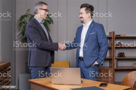 완료된 거래로 인해 악수를 하는 양복을 입은 두 명의 성공적인 사업가 비즈니스 성공 개념 25 29세에 대한 스톡 사진 및 기타 이미지 25 29세 2명 50 54세