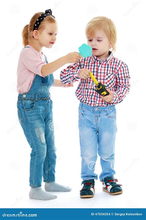 Flicka Och Pojke Som Ser I Spegeln Arkivfoto Bild Av Roligt Infall