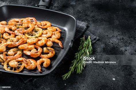 그릴 프라이팬에 허브를 곁들인 새우를 볶은 새우 검은 색 배경 맨 위 보기입니다 복사 공간 갑각류에 대한 스톡 사진 및 기타 이미지 Istock