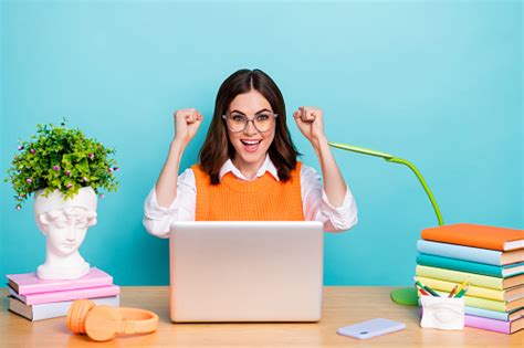 너무 기뻐하는 지적인 아가씨 트렌디 한 옷 주먹 손 만세 예 완료 된 수업 완료 작업 청록색 배경에 고립 된 사진 20 24세에 대한 스톡 사진 및 기타 이미지 Istock