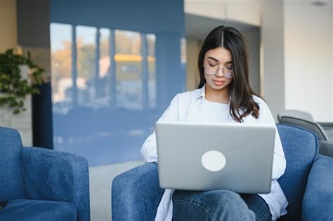 젊은 여성 프리랜서 현대 커피에 앉아있는 동안 거리 작업용 노트북 컴퓨터를 사용 하 여 매력적인가 게 인테리어 아름 다운 백인 여자 카페 바에서 아침 식사 하는 동안 Net