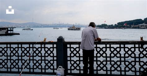 물이 내려다보이는 발코니에 서 있는 남자 사진 Unsplash의 무료 Kemankeş Karamustafa Paşa 이미지
