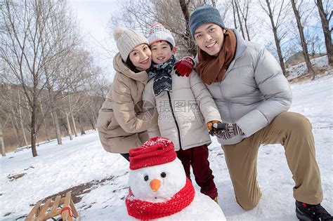 一家三口在雪地里堆雪人高清图片下载 正版图片507667273 摄图网