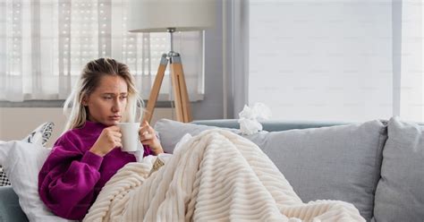 감기와 독감 아픈 여자의 초상화는 감기에 걸렸고 아프고 종이 닦음에 재채기를 했다 담요로 코를 닦는 아름다운 건강에 해로운 소녀의 클로즈업 의료 개념입니다 고해상도