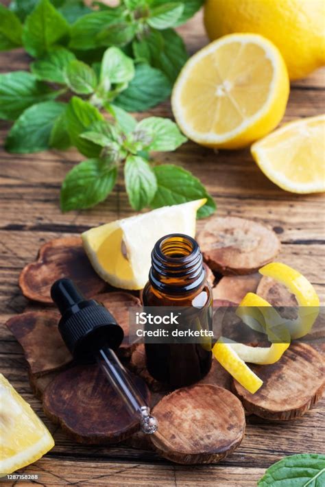 레몬 감귤류 에센셜 오일과 민트 아로마테라피 오일 천연 유기농 화장품소박한 목재 배경 0명에 대한 스톡 사진 및 기타 이미지 0명 가꿔주기 감귤류 과일 Istock