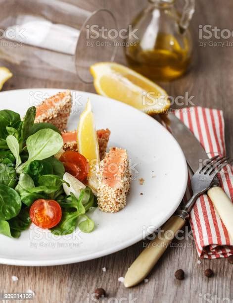 참 깨 체리 토마토와 나무 테이블에 메 추 라 기 계란에서에서 구운 연어 샐러드 건강한 생활방식에 대한 스톡 사진 및 기타