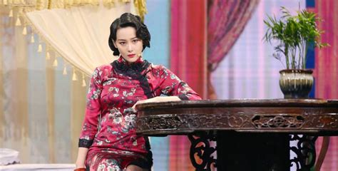 张馨予婚后现身节目，穿红色印花旗袍气质温婉，尽显婀娜好身材 知乎