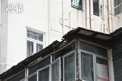 灣仔大廈石屎墜行人路 警帶走法團主席助查 14 11 20230824 港聞 即時新聞 明報新聞網
