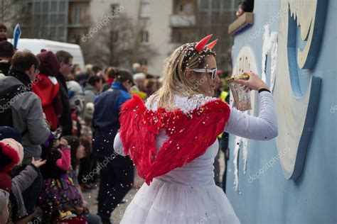 Chica Desfilando En La Calle Con Traje De ángel Y Alas Rojas 2023