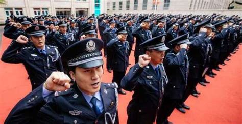 国家移民管理局举行向队旗宣誓仪式腾讯新闻