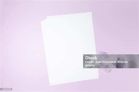 紫の背景に空の白い紙シートモックアップ からっぽのストックフォトや画像を多数ご用意 からっぽ オフィス カラー画像 Istock