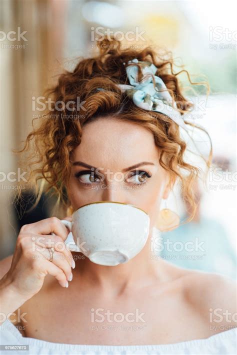 커피 음료 붉은 머리를 가진 아름 다운 여자의 클로 우즈 업 초상화 낮에 대한 스톡 사진 및 기타 이미지 낮 레저 활동 마실 것 Istock