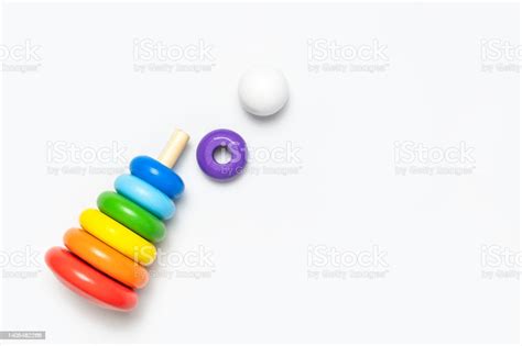 흰색 배경에 여러 가지 색상의 나무 어린이 장난감 피라미드 친환경 장난감 플라스틱 이 없습니다 아기와 유아를위한 장난감 천연