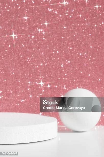 화장품이나 선물의 프리젠 테이션을위한 분홍색 반짝이는 반짝이는 배경에 기하학적 인 흰색 연단 프리미엄 장면 쇼케이스 디스플레이 케이스 강단에 대한 스톡 사진 및 기타 이미지