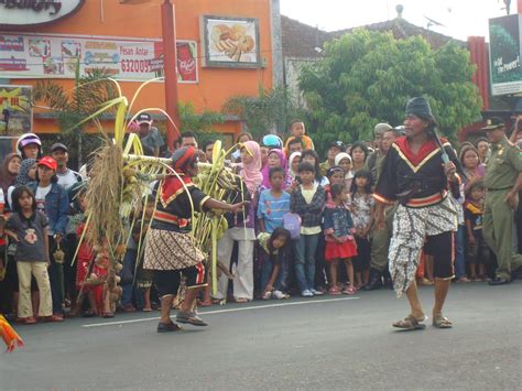 EDY SUSWANTO BUDAYA BANYUMAS BEBERAPA KESENIAN LANGKA DAN HAMPIR PUNAH