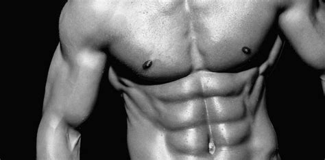 男性の体型 強い男 運動的な若い男 シャツなしでポーズをとる 裸の体を持つゲイの男 筋肉を示す6パック腹筋 6パック腹肌 適切な男性の腹筋