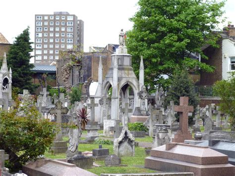 Fulham Graveyard Of St Thomas R C © Dr Neil Clifton Geograph