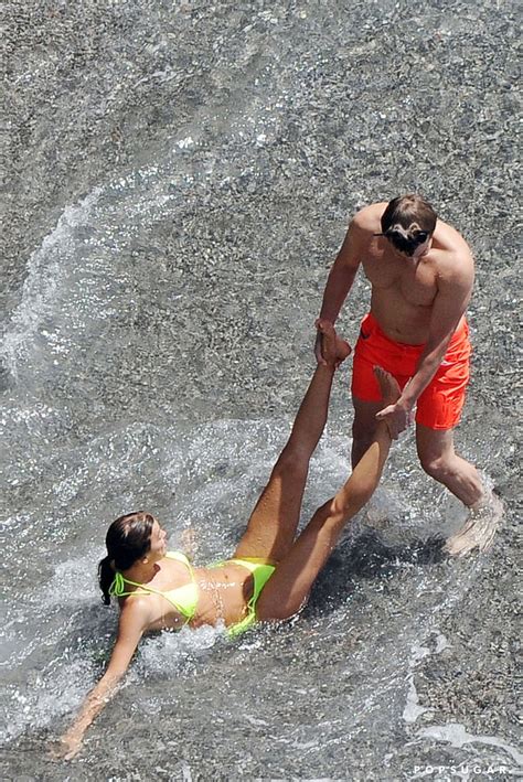Bradley Cooper And Irina Shayk Pda Beach Pictures Popsugar Celebrity