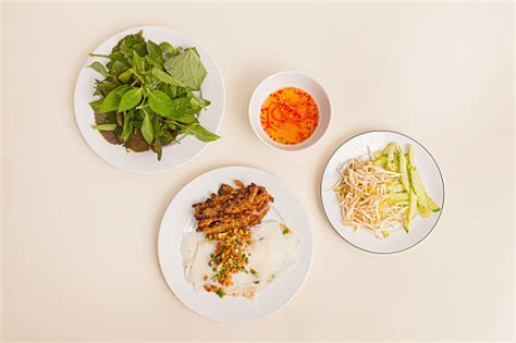 Banh Hoi Thit Nuong 베트남 쌀 베르 미첼 리 구운 돼지 고기 소스 및 야채로 짠 흰색 배경에 고립 된 베트남