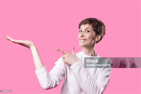 핑크 배경 복사 공간에서 표시를 가리키고 흥분된 여자 젊은 아름 다운 행복 하 게 웃 고 웃는 여자 갈색 머리에 대한 스톡 사진
