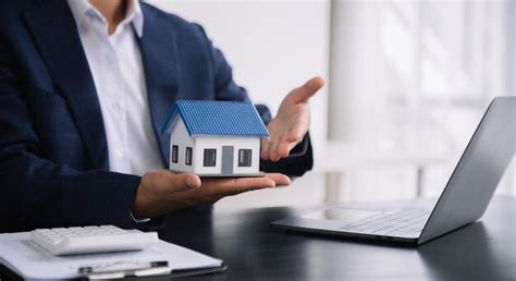 Premium Photo Real Estate Broker Agent Presenting To Customer To