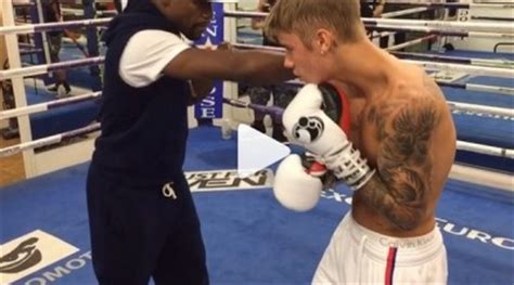 Justin Bieber Haciendo Manoplas Con Floyd Mayweather SpaceBoxing