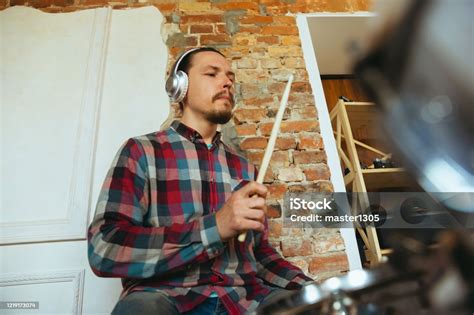 가정에서 밴드와 함께 온라인 콘서트 에서 드럼을 연주하는 백인 음악가 고립되고 격리 된 즉흥 연주 가수에 대한 스톡 사진 및 기타 이미지 Istock