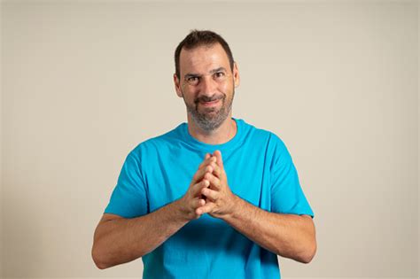 만족한 사람의 팔 손바닥의 사진은 베이지 색 배경에 고립 된 관심있는 빈 공간을 함께 보입니다 35 39세에 대한 스톡 사진 및