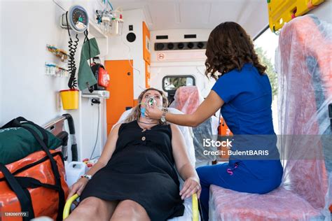 전염병 중 구급차에서 호흡기 환자를 돕는 얼굴 마스크를 가진 여성 간호사 구급대원 들것에 대한 스톡 사진 및 기타 이미지