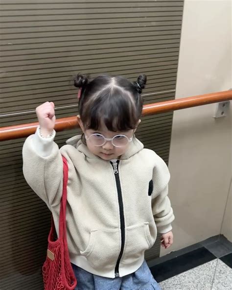 한병준ㅣ또율이 안경 씌우니 만화캐릭터랑 같이 사는 기분😍 또율이는 선천성 난시랑 원시까지 있어서 교정시력 올리기 위해 안경을 쓰게 되었어요😭 속상하지만 이틀만에 적응도