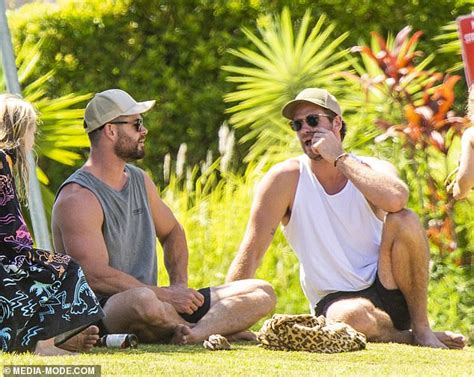 Chris Hemsworth Enjoys Family Time With Brothers In Byron Bay Daily Mail Online