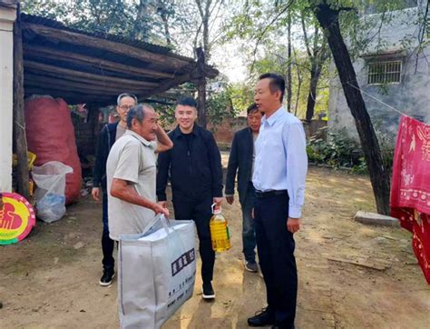 河南博物院副院长信木祥一行前往定点帮扶村开展重阳节慰问活动 河南博物院