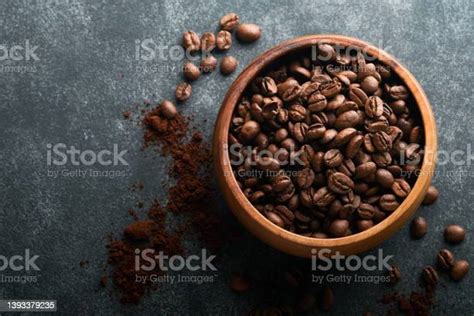 커피 원두 배경 짙은 검은 돌 배경에 나무 대나무 그릇에 볶은 커피 원두 상단 보기 커피 개념 모의 0명에 대한 스톡 사진 및 기타 이미지 Istock