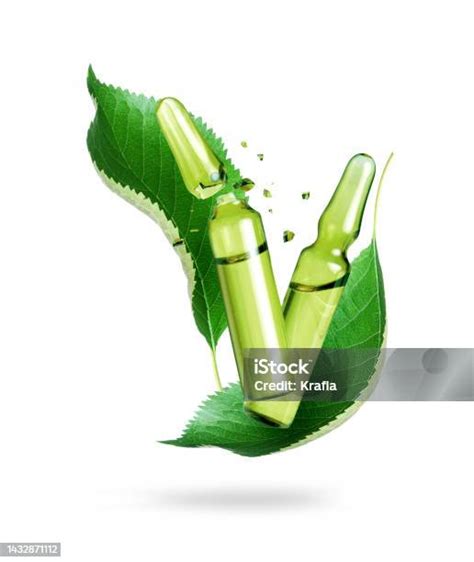 흰색 배경에 고립 된 잎 근접 촬영이있는 전체 및 분쇄 된 의료용 녹색 앰플 건강관리와 의술에 대한 스톡 사진 및 기타 이미지