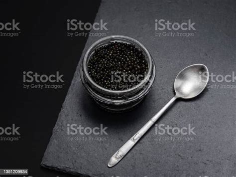 유리 항아리에 천연 검은 철갑상어 캐비어와 슬레이트 접시에 실버 숟가락 러시아 요리의 진미 0명에 대한 스톡 사진 및 기타