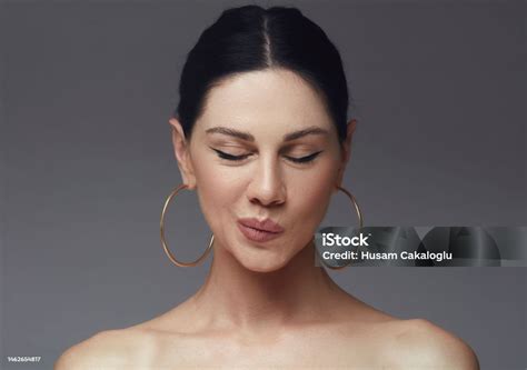 닫힌 눈과 주름진 입술을 가진 화려한 젊은 여성의 초상화 입술에 대한 스톡 사진 및 기타 이미지 입술 주름 여자 Istock