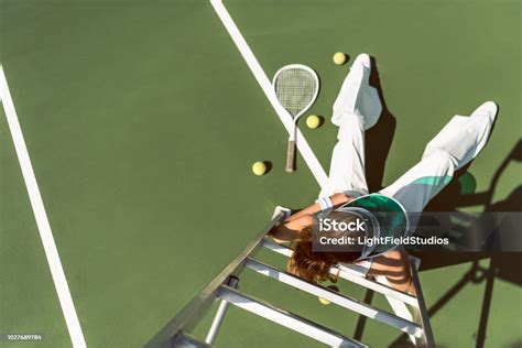 세련 된 흰색 의류와 모자 테니스 코트에 심판의 자에 포즈에 여자의 오버 헤드 보기 경쟁에 대한 스톡 사진 및 기타 이미지 경쟁 낮 바로 위 Istock