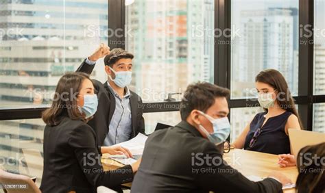 성공 및 팀워크 컨셉 젊은 기업 그룹 보호 얼굴 마스크를 착용하고 사무실에서 회의 계획에 대한 스톡 사진 및 기타 이미지 계획 공동체 공유 개념 Istock