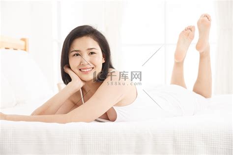 青年女人在卧室高清摄影大图 千库网