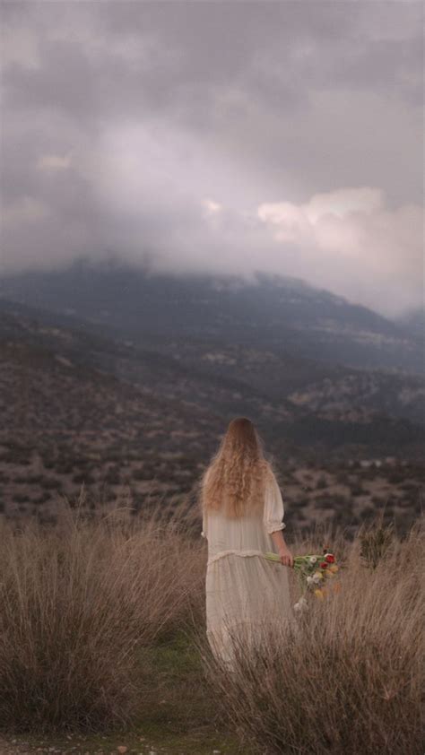 Девушка в поле с цветами