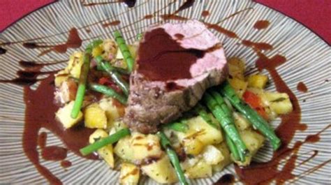 Lammfilet in Kräuterkruste mit Kartoffelgratin und grünen Bohnen an Steinpilzsoße von Das