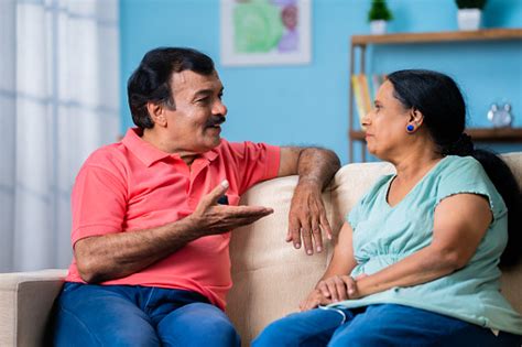Pasangan Senior India Yang Bahagia Berdiskusi Dengan Berbicara Satu