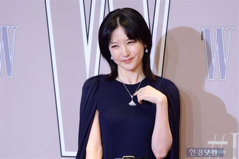 이영애 연극 무대 오른다32년 만의 복귀작 봤더니 한국경제