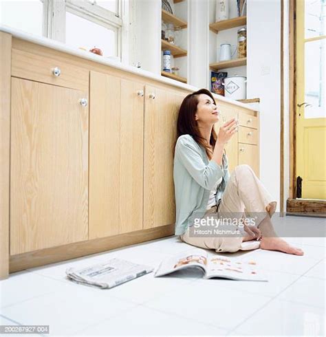 Barefoot Woman Kitchen Photos Et Images De Collection Getty Images