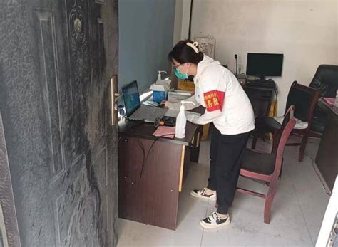 南张街道防疫前线的美丽“夫妻档”检测核酸舍小家