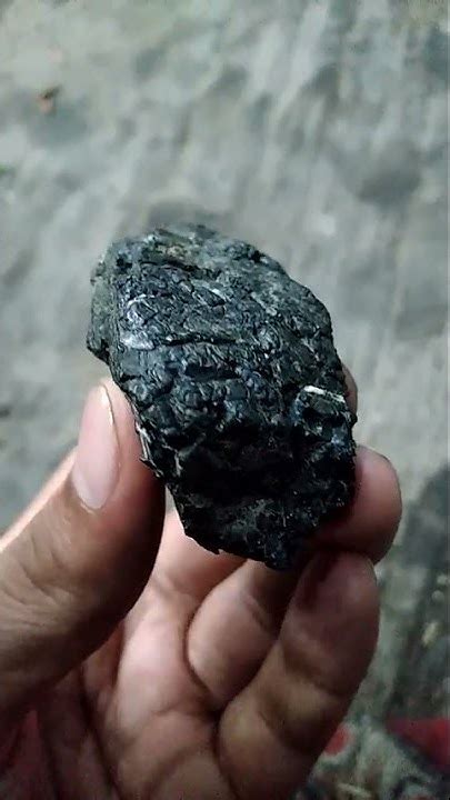 اليمن عدن ما نوع هذا الحجر هل هوا نيزك أما ماذا ؟ اصحاب الخبره في