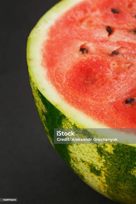 검은 배경에 맛있고 잘 익은 붉은 수박의 절반 씨앗과 잘 익은 붉은 수박의 육즙 펄프의 질감 수직 프레임 0명에 대한 스톡 사진 및 기타 이미지 Istock