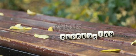 由木制字母组成的单词症特写高清图片下载 正版图片505169277 摄图网
