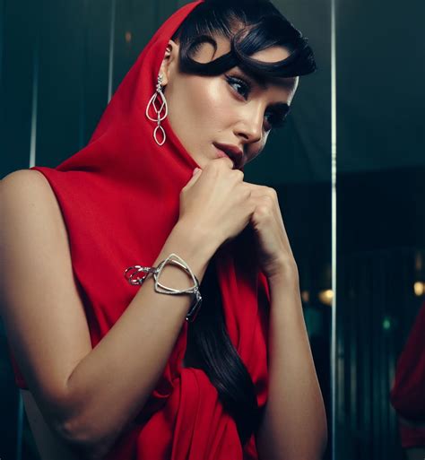 هاندا أرتشيل بفستان جريء خلال عشاء خاص بدار جيامباتيستا فالي Et بالعربي