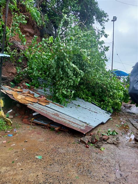 मसानजोर डैम में भू स्खलन से दो दुकानें जमींदोज लाखों का नुकसान